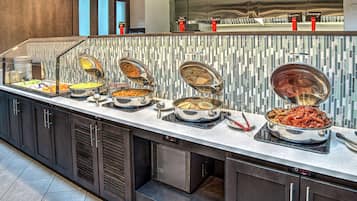 Café da manhã com buffet grátis todos os dias