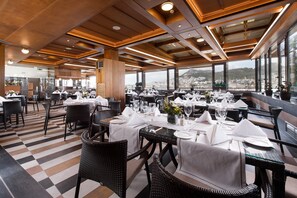 2 restaurantes, pequenos-almoços servidos 