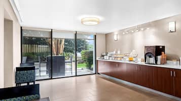 Pequeno-almoço self-service diário incluído