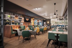 Pequenos-almoços, almoços, jantares servidos, cozinha internacional 