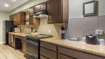 Suíte, 1 cama King, acessível, ao lado da piscina (with Sofabed, Full Kitchen) | Cozinha privada | Geladeira grande, micro-ondas, lava-louças, cafeteira/chaleira