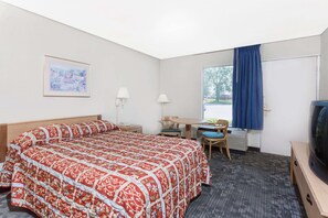 Quarto, 1 cama king-size, não fumadores | Secretária, roupa de cama fornecida 