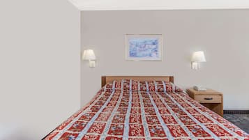 Quarto, 1 cama queen-size, fumadores | Secretária, roupa de cama fornecida