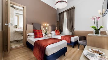 Quarto Duplo ou Twin Superior | Minibar, cofre no quarto, secretária