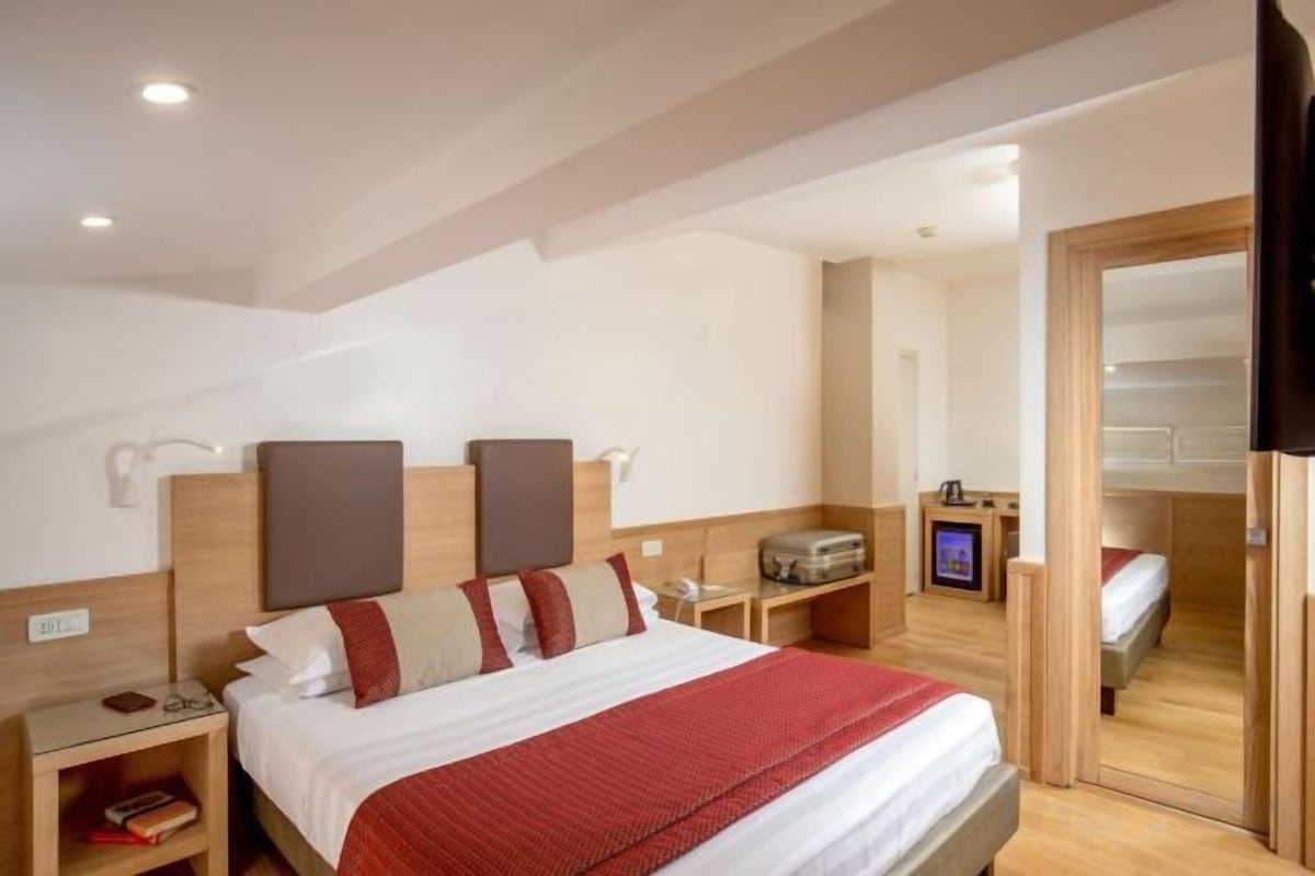 Minibar, cofre no quarto, secretária 