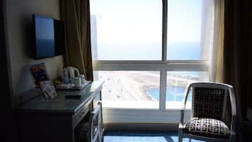 Quarto, vista parcial para o mar | 1 quarto, roupa de alta qualidade, minibar, cofre no quarto