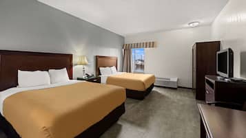 Quarto, 2 camas Queen | Individualmente mobiliados, cortinas blackout