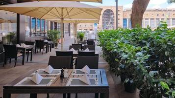 2 restaurantes: opção de café da manhã, almoço e jantar
