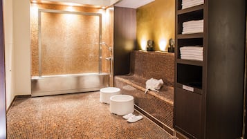 Sauna seca, sauna a vapor, massagens com pedras quentes
