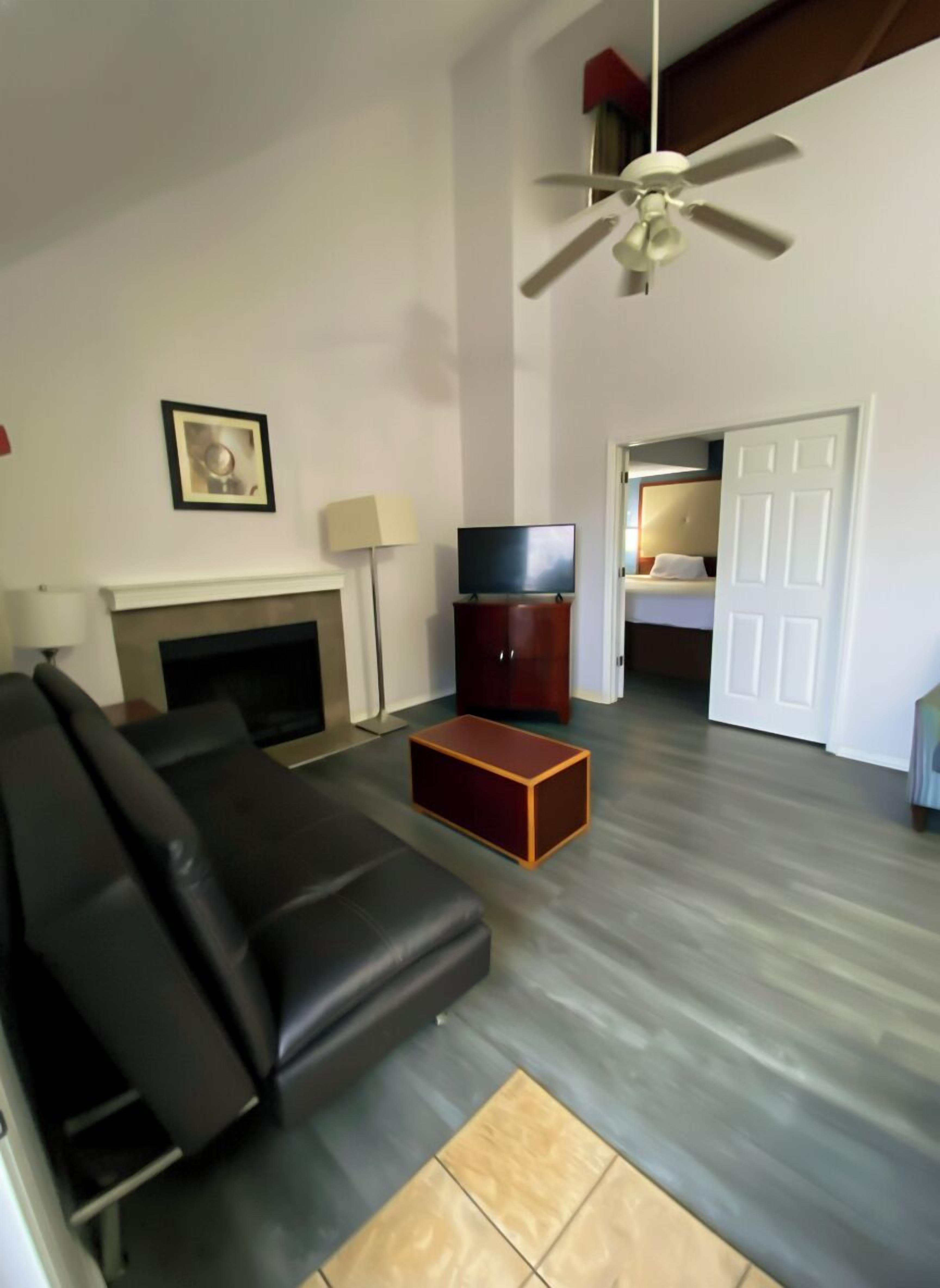 Penthouse Básica | Sala de estar | Televisor de 32 polegadas com canais por cabo 