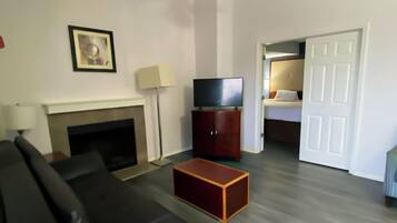 Penthouse Básica | Sala de estar | Televisor de 32 polegadas com canais por cabo