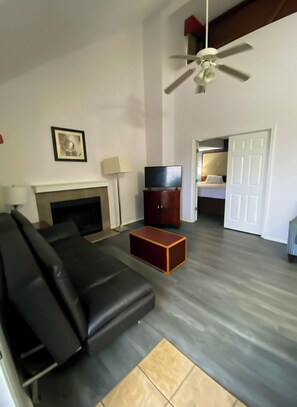 Penthouse Básica | Sala de estar | Televisor de 32 polegadas com canais por cabo 