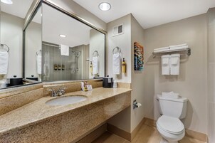 Quarto Empresarial, 1 cama king-size, não fumadores, micro-ondas | Casa de banho | Artigos de higiene ecológicos, um secador de cabelo, toalhas fornecidas