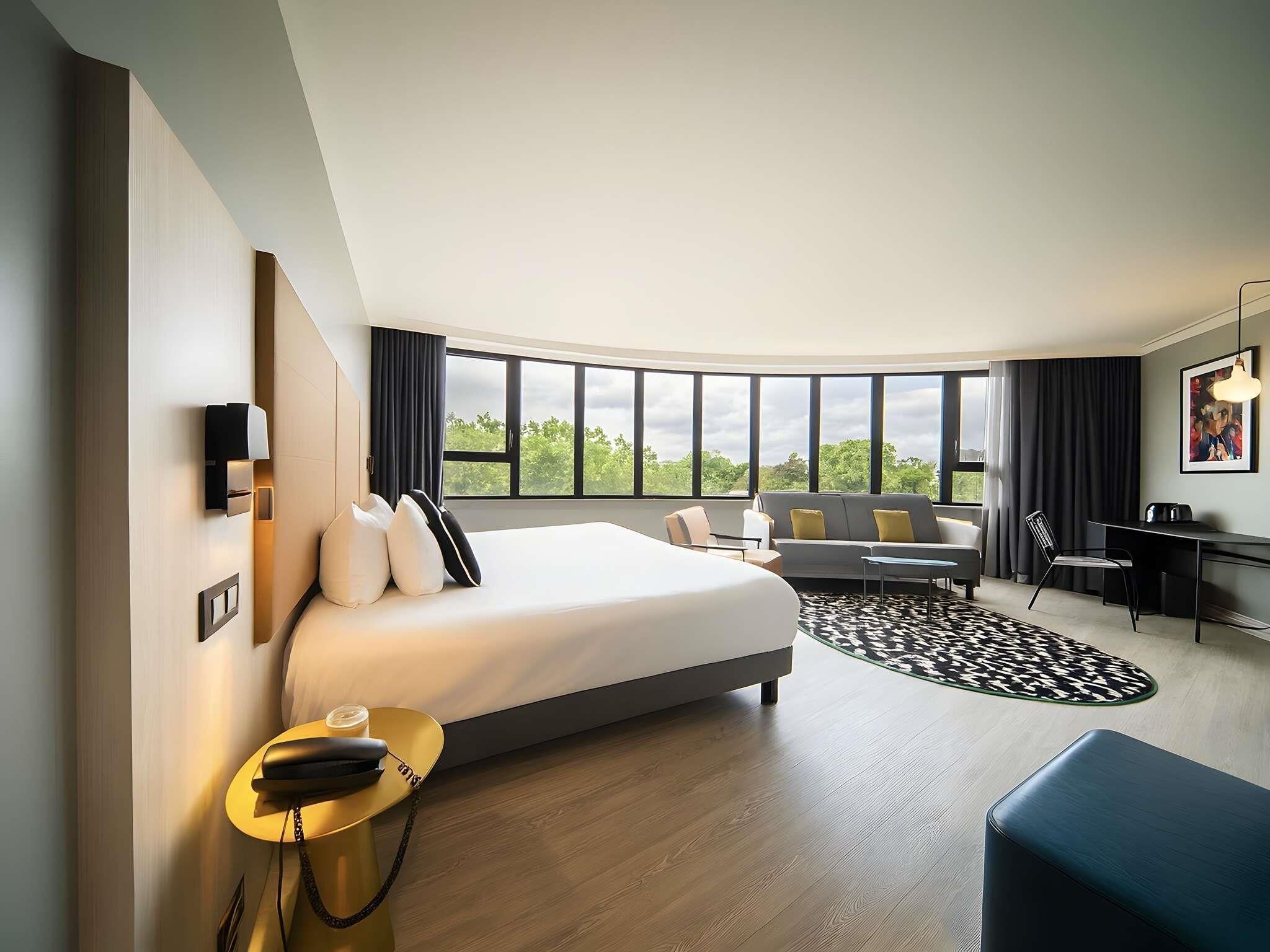 Suíte júnior, 1 cama King | Cofres nos quartos, escrivaninha, espaço de trabalho para notebook