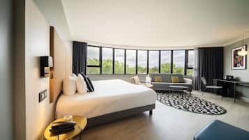 Suíte júnior, 1 cama King | Cofres nos quartos, escrivaninha, espaço de trabalho para notebook