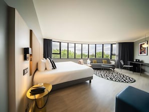 Suíte júnior, 1 cama King | Cofres nos quartos, escrivaninha, espaço de trabalho para notebook