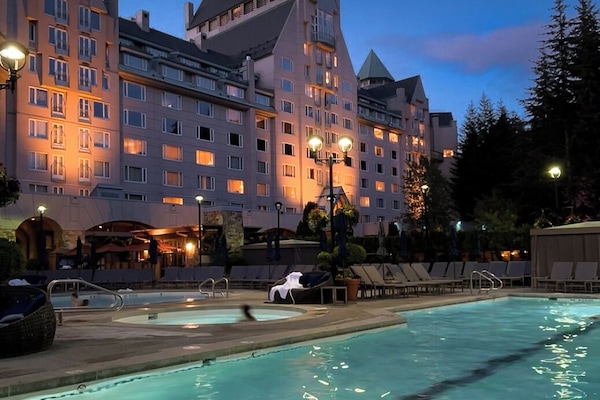 Piscina interior, piscina exterior, espreguiçadeiras