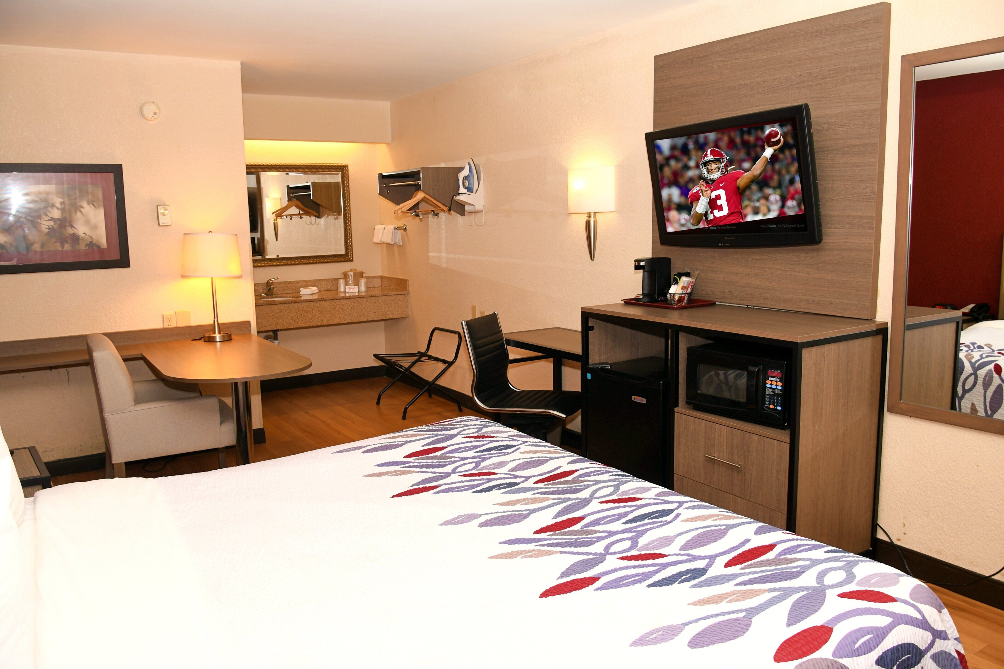 Quarto superior, 1 cama King (Smoke Free) | Wi-Fi de cortesia, roupa de cama