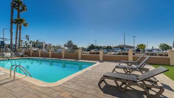 Piscina externa, funciona das 9h às 22h, guarda-sóis, espreguiçadeiras