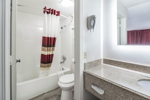 Quarto superior, 1 cama King, para não fumantes (Refrigerator & Microwave) | Banheiro | Banheira, produtos de toalete biodegradáveis, secador de cabelo 