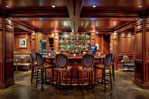 4 bares/lounges 