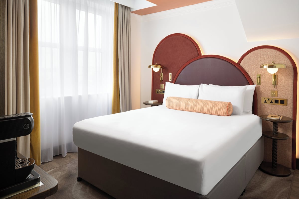 Frigobar, cofres nos quartos, escrivaninha