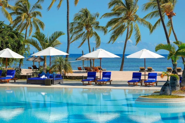 Piscina externa, guarda-sóis, espreguiçadeiras