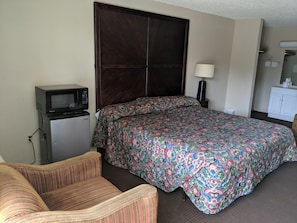 Quarto, 1 cama king-size | 1 quarto, secretária, Wi-fi grátis, acesso para cadeira de rodas
