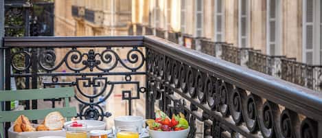 Quarto luxo, sacada | Cofres nos quartos, escrivaninha, espaço de trabalho para notebook