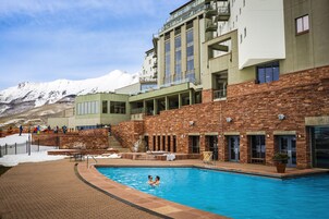 Piscina interior, piscina exterior, guarda-sóis 