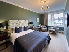 Cofres nos quartos, escrivaninha, espaço de trabalho para notebook