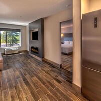 Suite, 1 cama king-size, acessível (Mobility & Hearing, Roll-in Shower) | Cofre no quarto, secretária, cortinas/cortinados opacos 