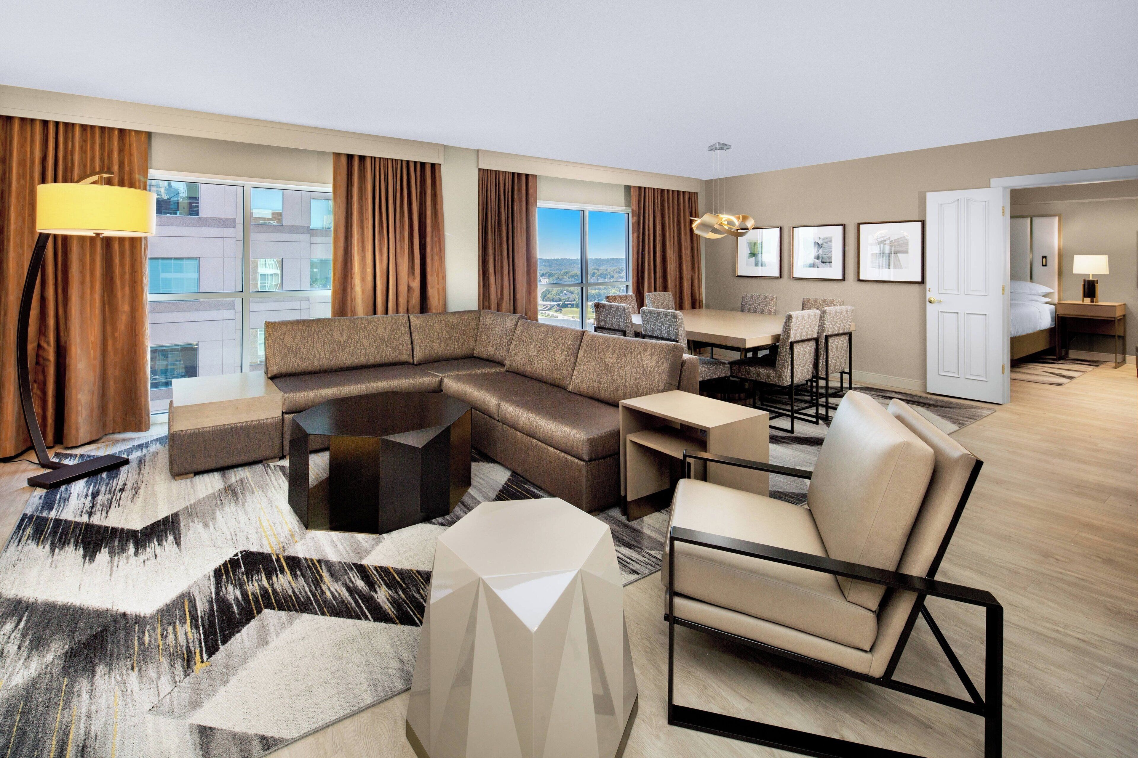 Roupa de alta qualidade, edredões de penas, cofre no quarto, secretária 