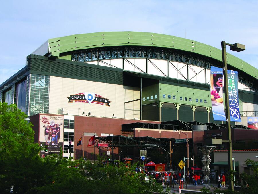 Estádio Chase Field com um grande anúncio do centro de Phoenix.