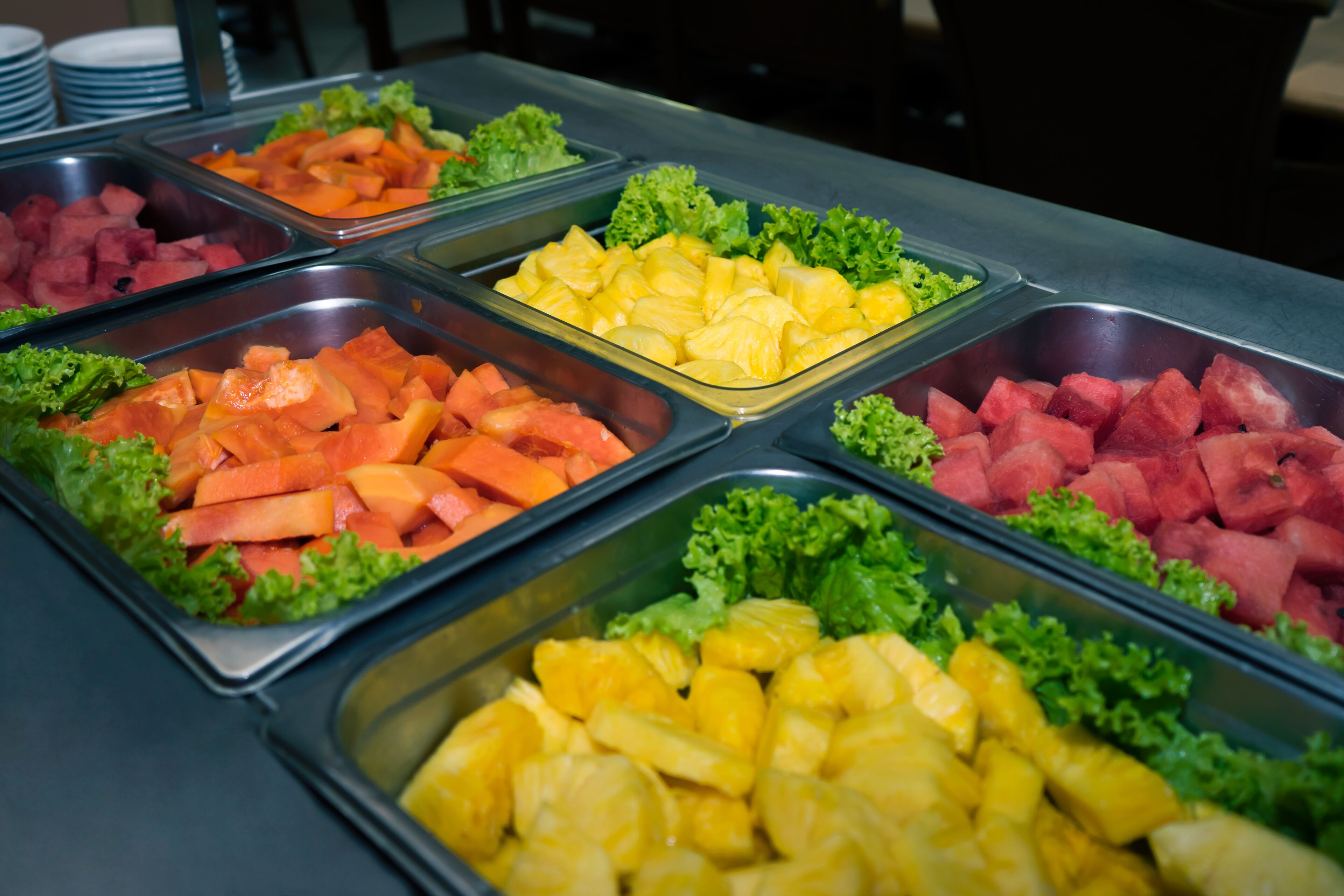 Um buffet com diversas frutas e vegetais.