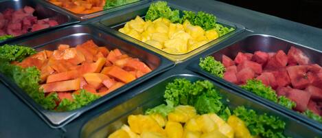 Um buffet com diversas frutas e vegetais.