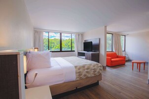 Cofres nos quartos, escrivaninha, cortinas blackout