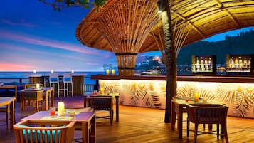 2 restaurantes, cozinha local e internacional