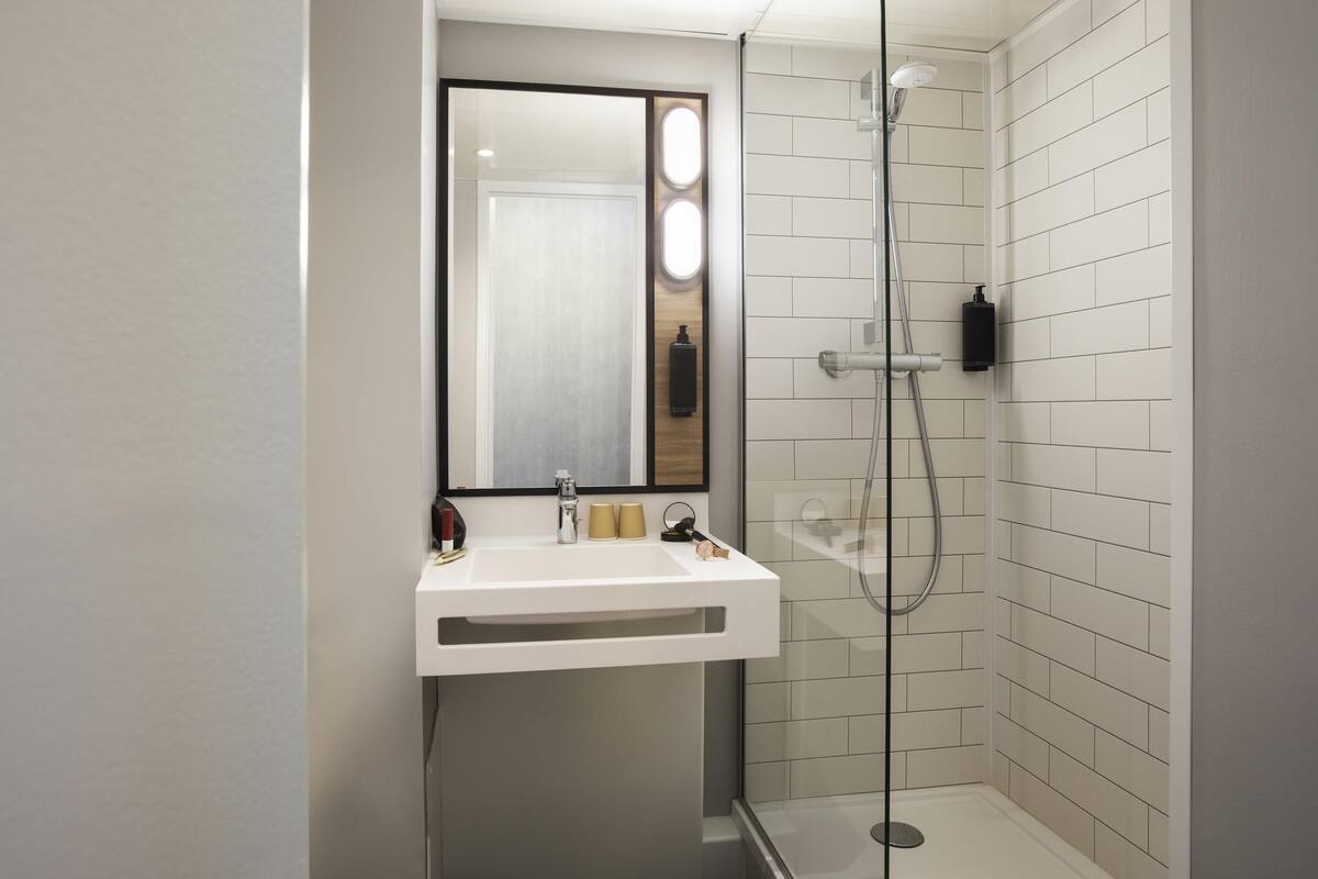 Quarto Duplo Standard, 1 cama de casal | Roupa de alta qualidade, cofre no quarto, secretária