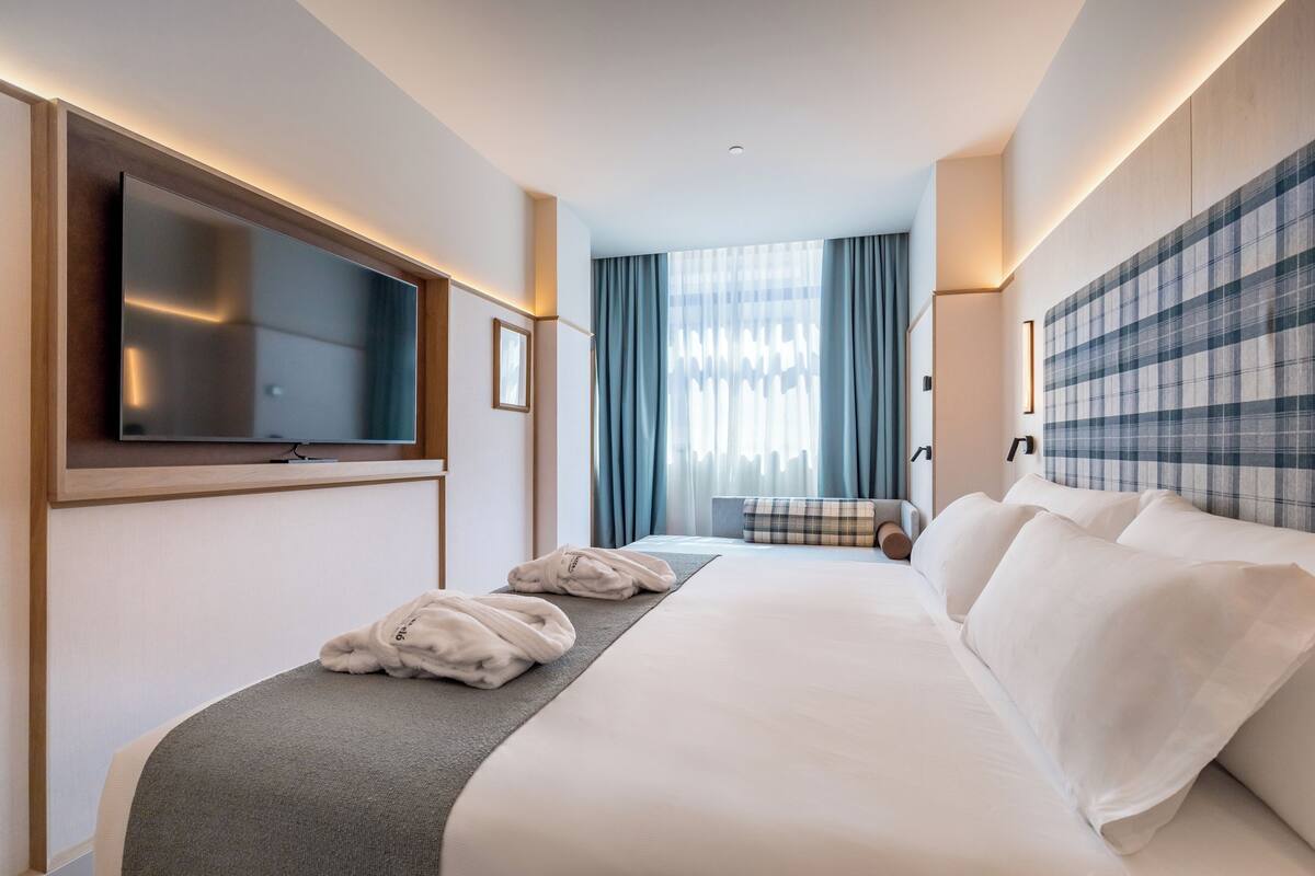 Minibar, cofre no quarto, secretária, quartos insonorizados 