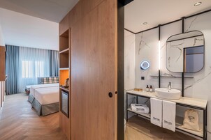 Minibar, cofre no quarto, secretária, quartos insonorizados