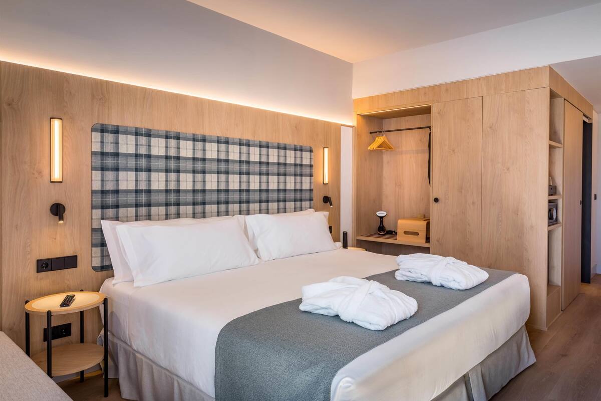 Minibar, cofre no quarto, secretária, quartos insonorizados 