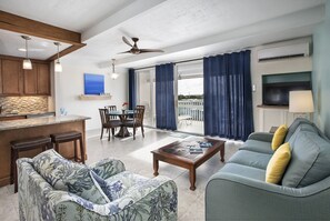 Apartamento em Condomínio Fechado, 1 quarto (Hillside) | Cofre no quarto, com decoração personalizada 