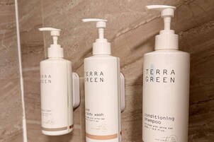 Secador de cabelo, toalhas de banho, sabonete, shampoo