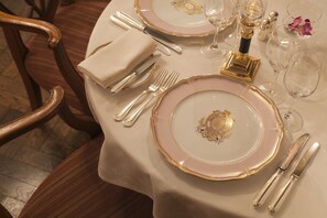3 restaurantes: servem pequenos-almoços, almoços e jantares