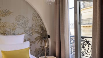 Quarto casal luxo | Roupas de cama premium, camas com colchões pillow-top, frigobar