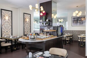 Uma sala de jantar moderna com ilha central, serviço de buffet e disposição de mesas.