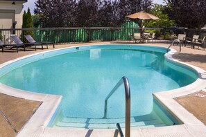Piscina externa sazonal, funciona das 9h às 22h, guarda-sóis