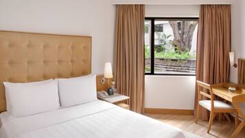 Roupa de alta qualidade, minibar, cofre no quarto, secretária