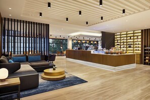 2 bares/lounges, um bar junto à piscina 